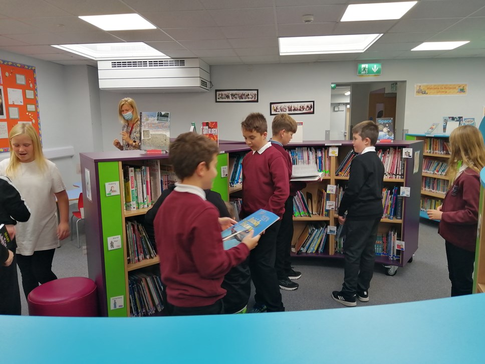 Millbank Primary School pupils visiting new library | Moray Council News