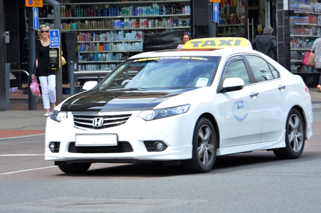 Dual operator pilot launches for taxi drivers in Leeds