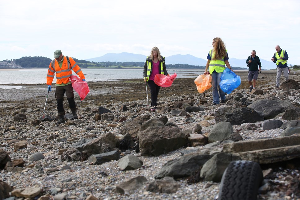 Beach Clean Visit | Welsh Government News