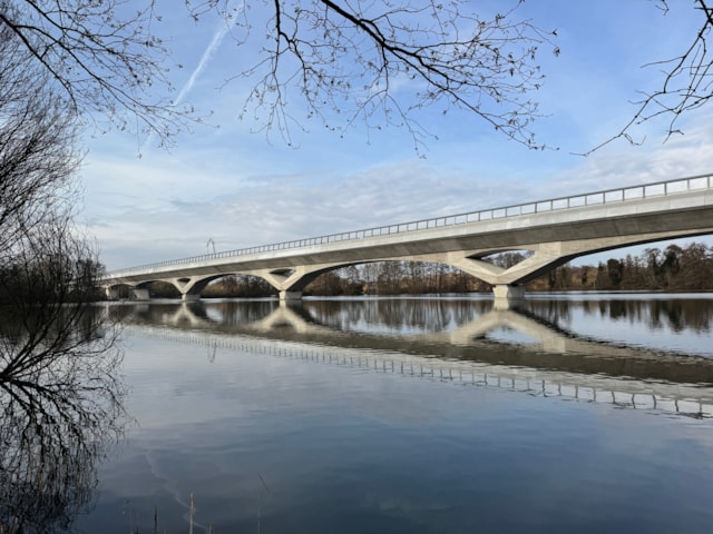 View of Colne Valley viaduct as it crosses Korda Lake (March 2025) 00002