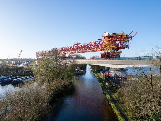 HS2's Colne Valley Viaduct crosses the Grand Union Canal 0111