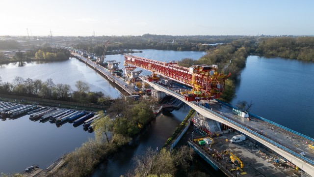 HS2's Colne Valley Viaduct crosses the Grand Union Canal 0104