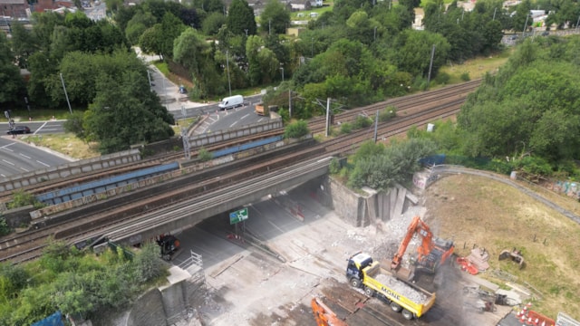 Third and final Armley Gyratory Wellington Road footbridge installation ...