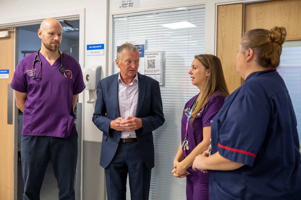 CMO Dr Frank Atherton visits UHW Trauma Unit | Welsh Government News