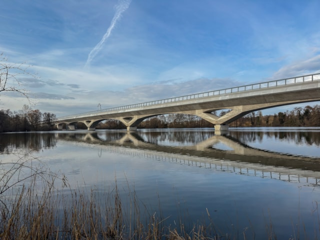 View of Colne Valley viaduct as it crosses Korda Lake (March 2025) 00001