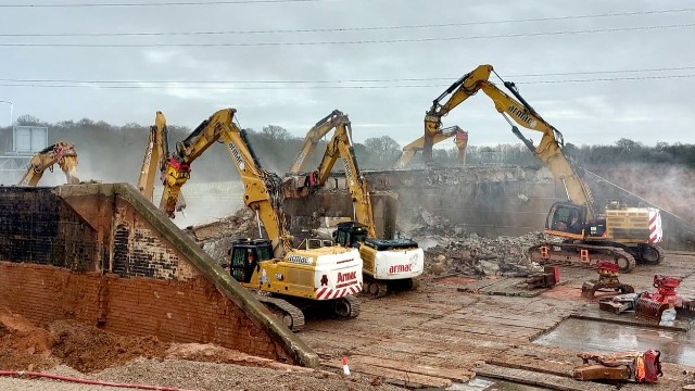 Timelapse footage shows M42 bridge demolition by HS2 contractors