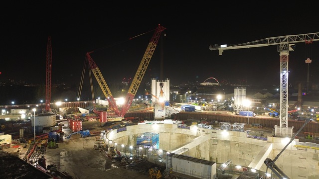 Middle shield of TBM Anne being lowered into VRCB 3