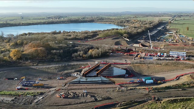 East West Rail bridge lifted into place by HS2 engineers in Calvert 1