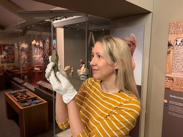 Face facts, museum's new display of figures is ancient history